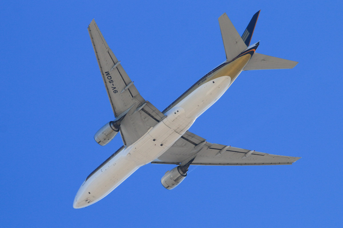 9V-SQM Boeing 777-212ER (MSN 33372/485) of Singapore Airlines, over ...