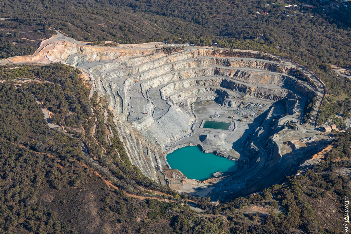 Gosnells Quarry, seen from aboard VH-YWA Boeing 737-800 (MSN 41042/6572 ...