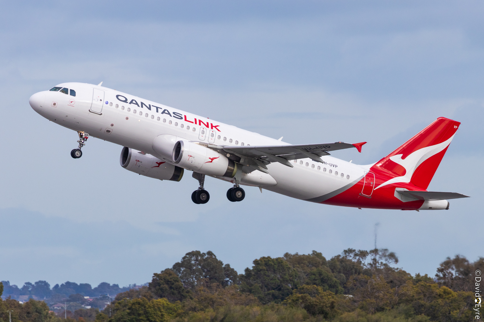 VH-UVP Airbus A320-232 (MSN 2604) of QantasLink, named ‘Silver Hakea ...