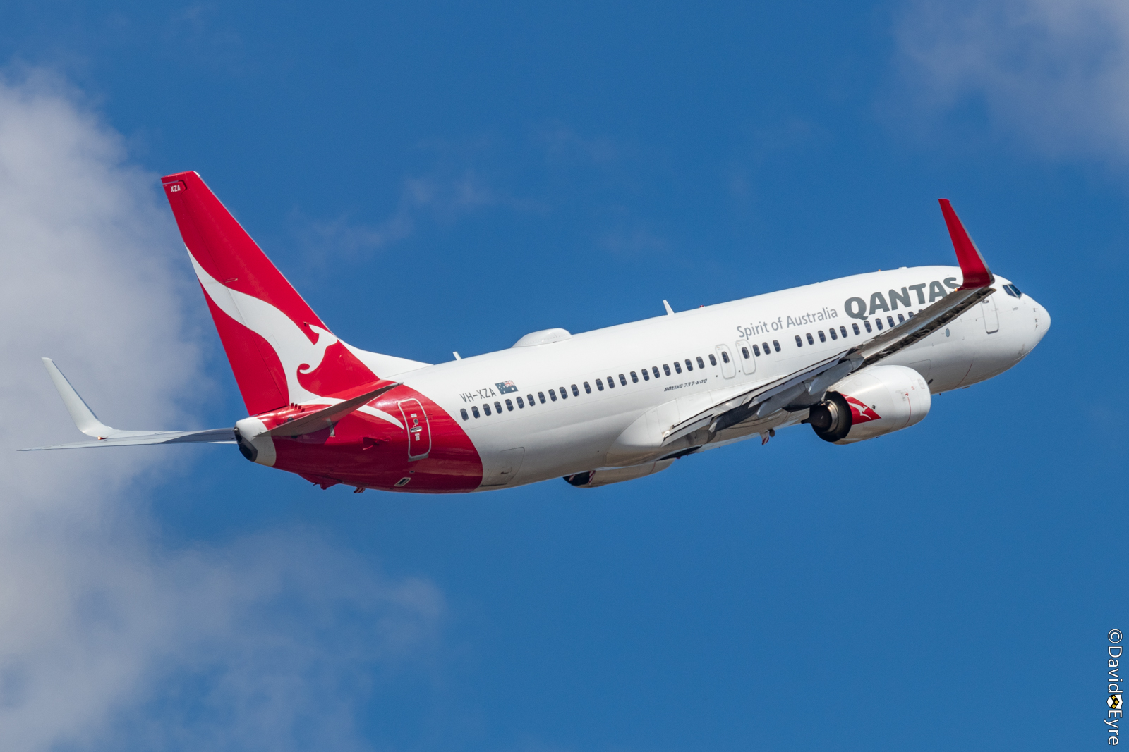 VH-XZA Boeing 737-838 (MSN 39367/4150) of Qantas, named ‘Leeton’, at ...