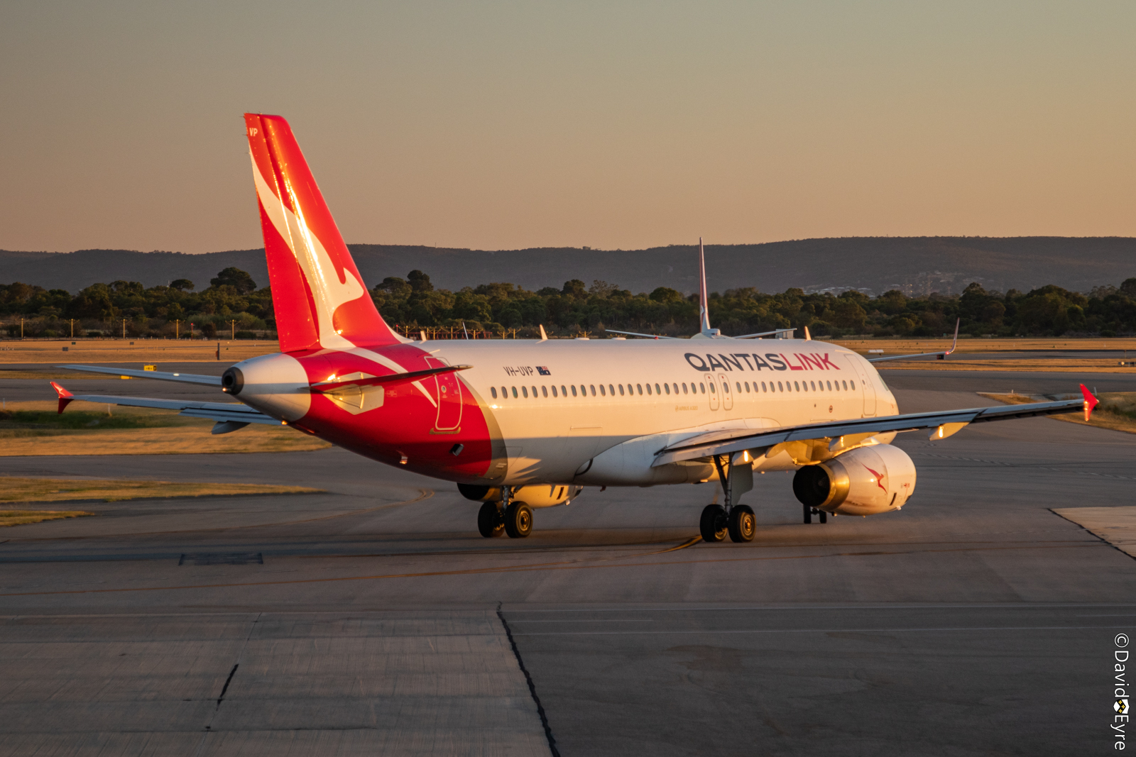 VH-UVP Airbus A320-232 of QantasLink, named ‘Silver Hakea’, at Perth ...