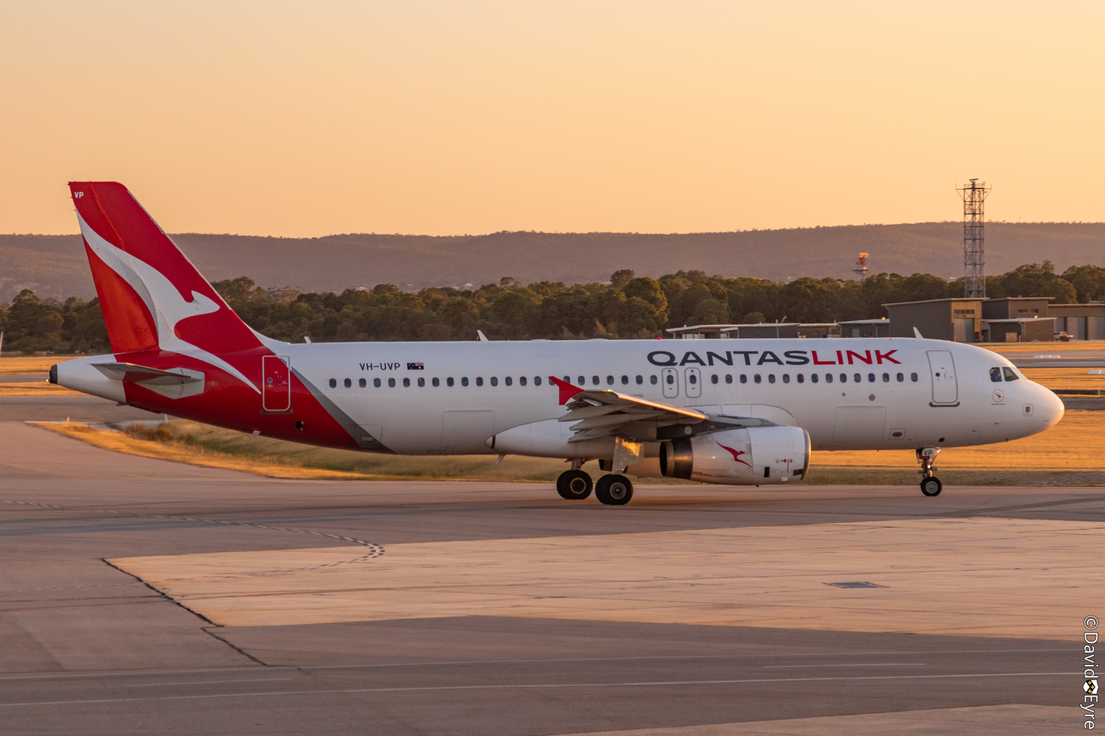 VH-UVP Airbus A320-232 of QantasLink, named ‘Silver Hakea’, at Perth ...