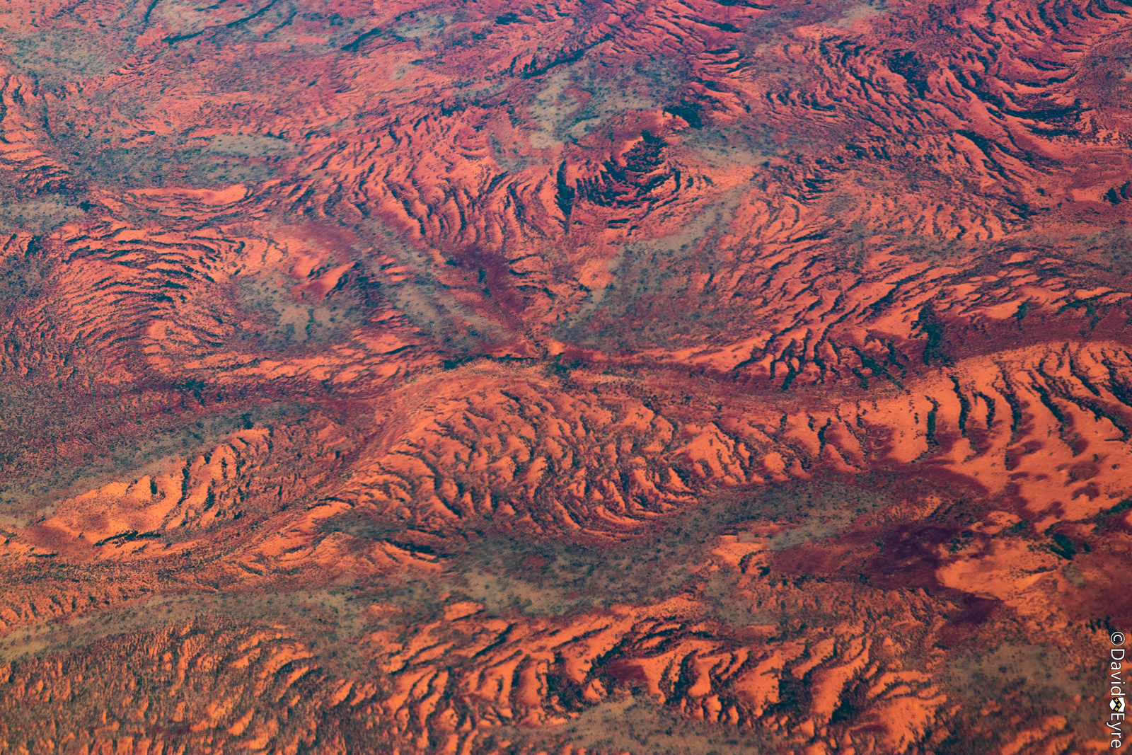 Interesting scenery patterns, 98km south of Newman, Western Australia ...
