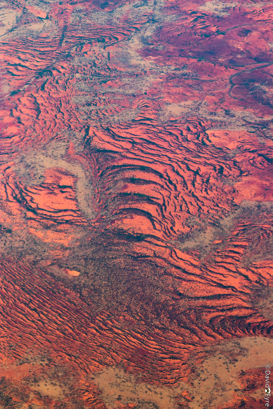 Interesting scenery patterns, 72km south of Newman, Western Australia ...