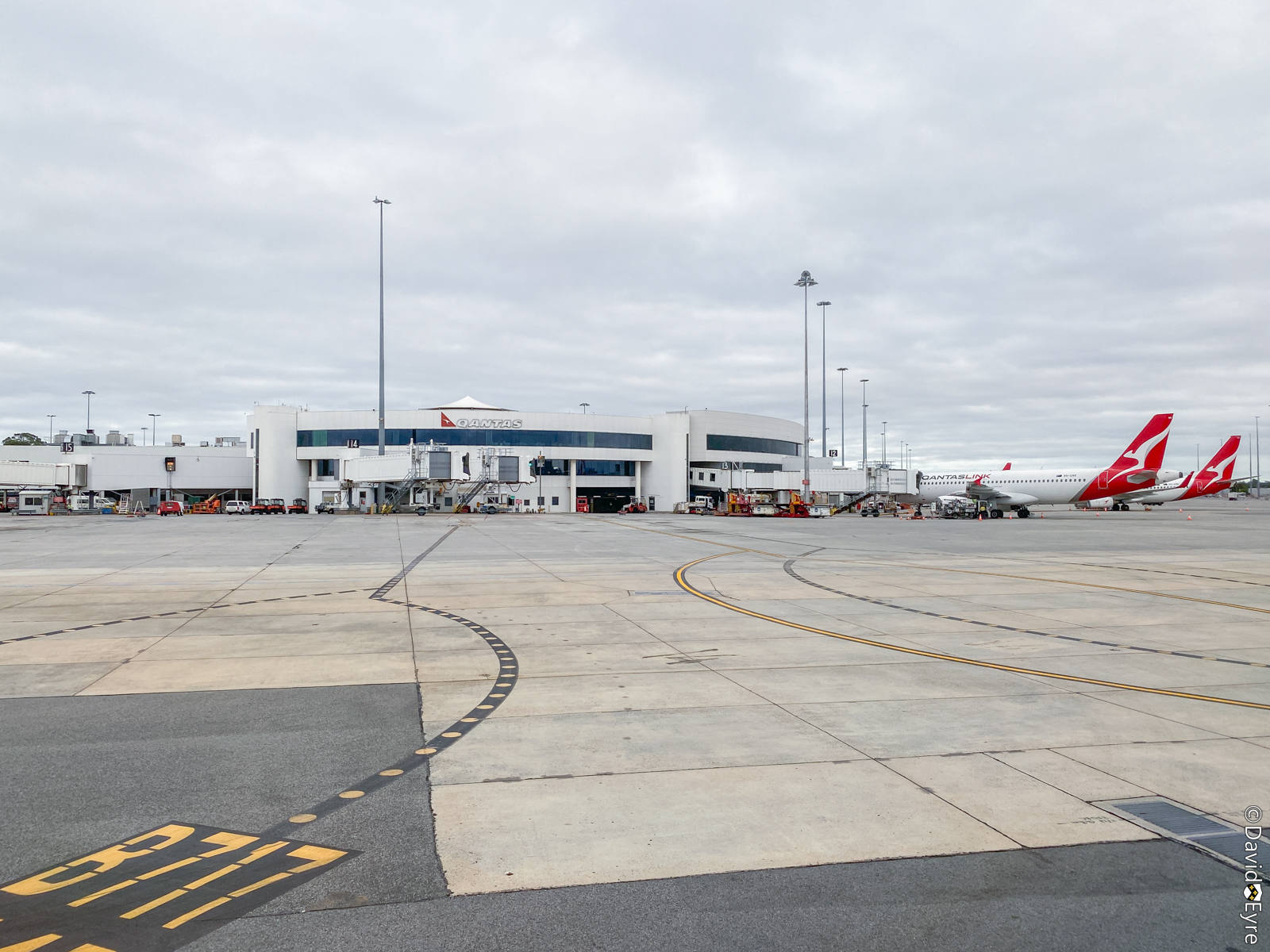 Qantas Terminal 4 with VH-UVK Airbus A320-232 of QantasLink (Network ...