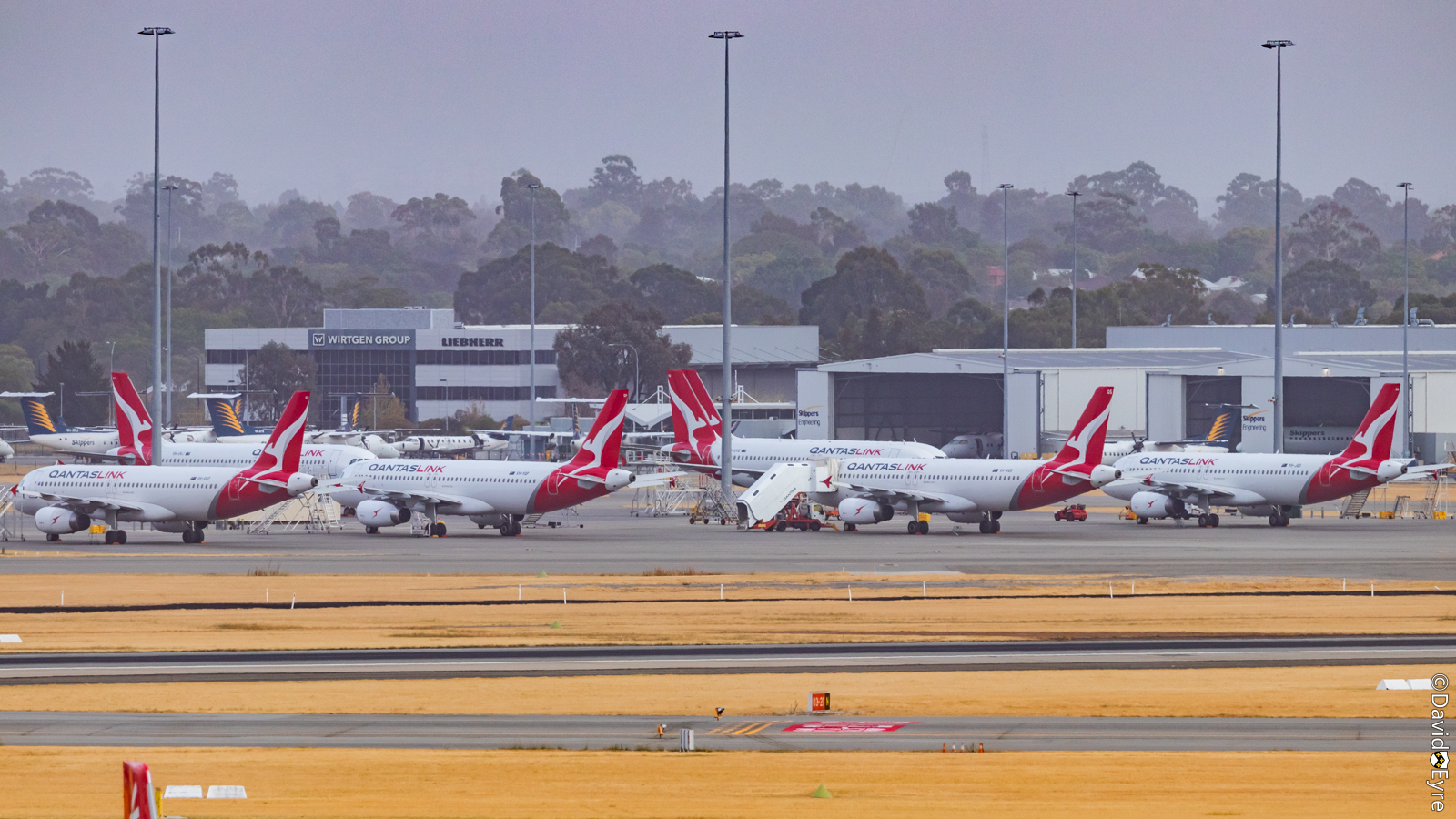 QantasLink (Network Aviation) Airbus A320-232 aircraft at Perth Airport ...
