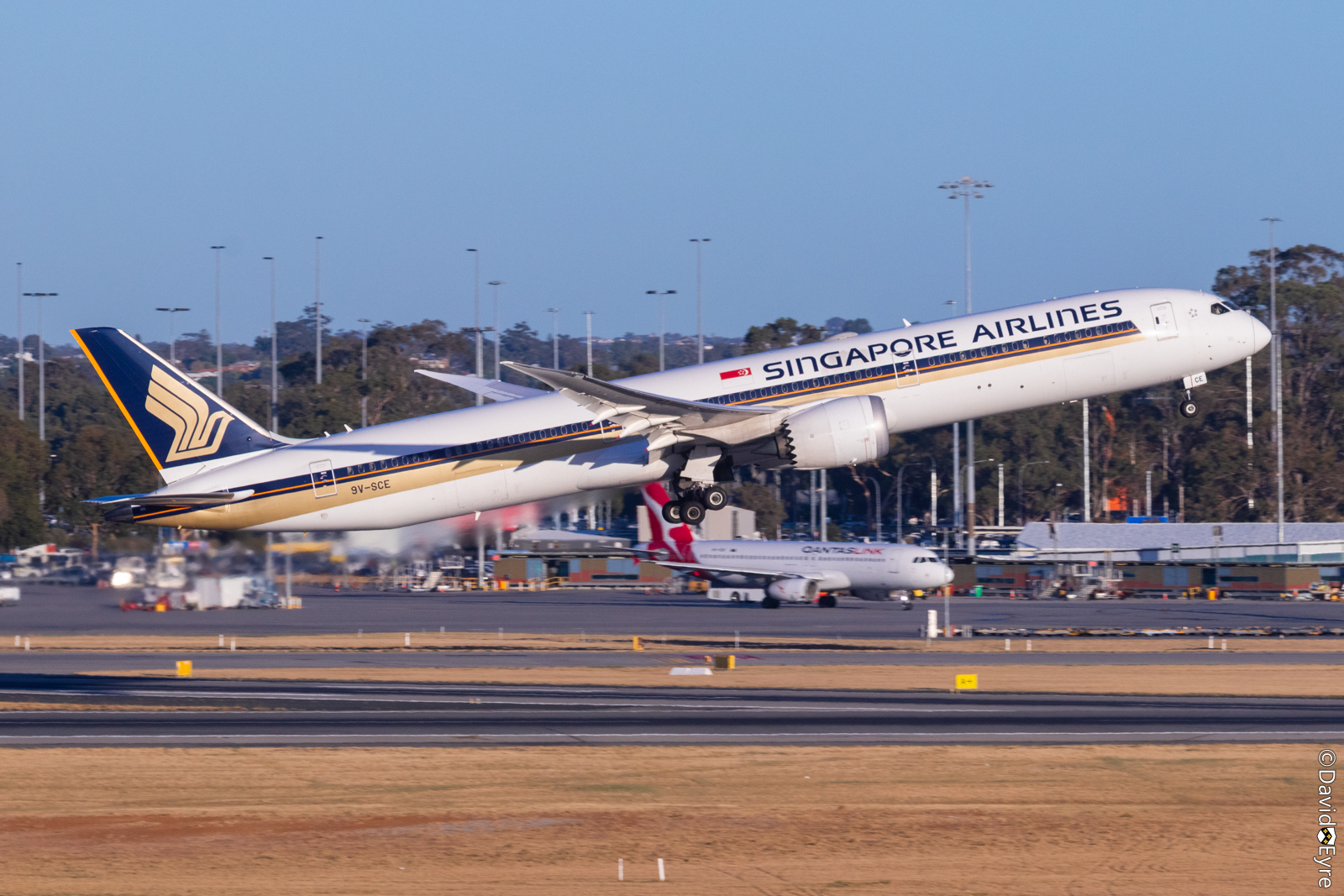 9V-SCE Boeing 787-10 Dreamliner of Singapore Airlines at Perth Airport ...